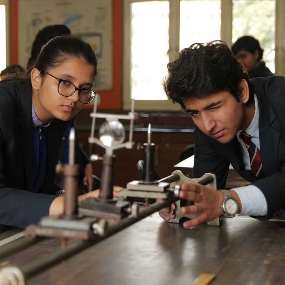PHYSICS LAB - Dayawati Modi Academy